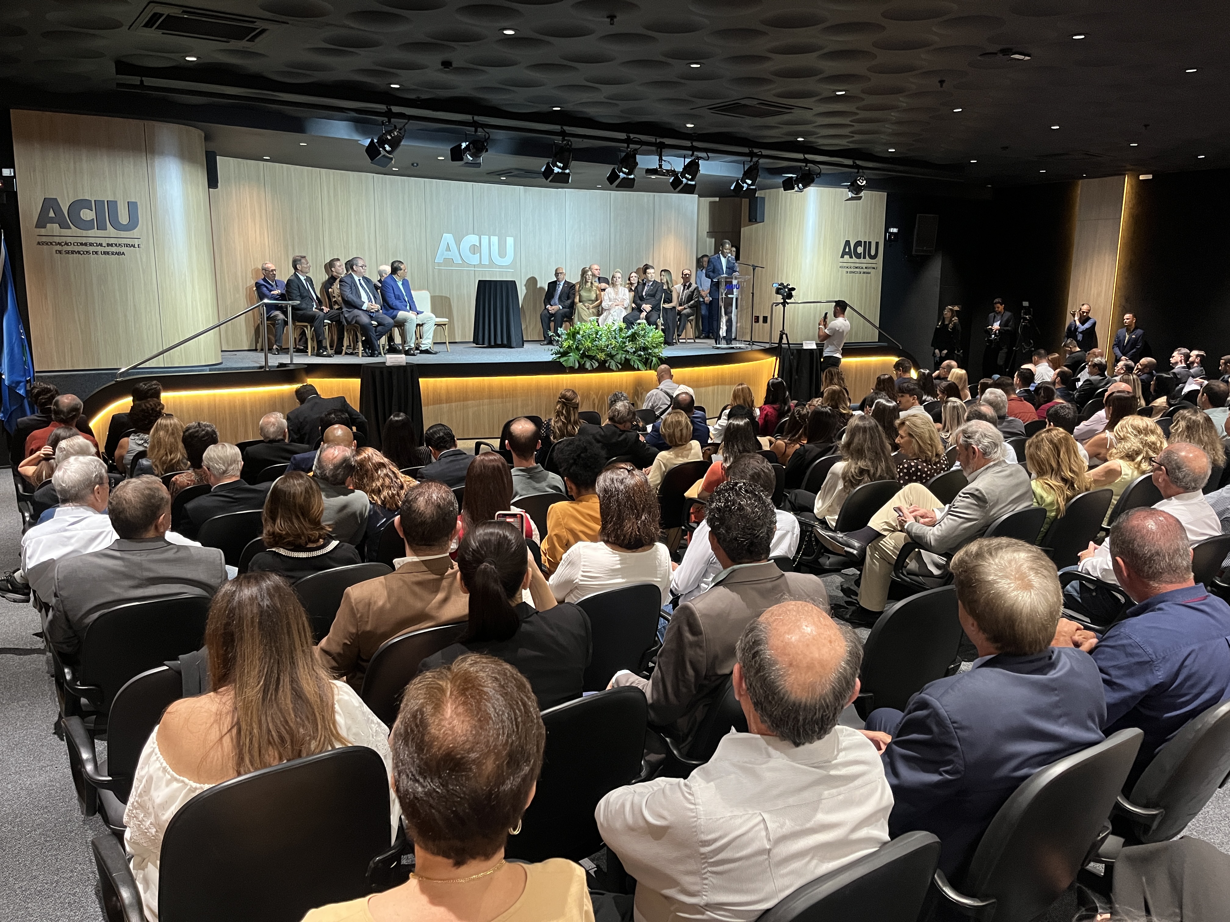 Nova diretoria da Aciu toma posse para o biênio 2026/2027 - 101 Anos ...