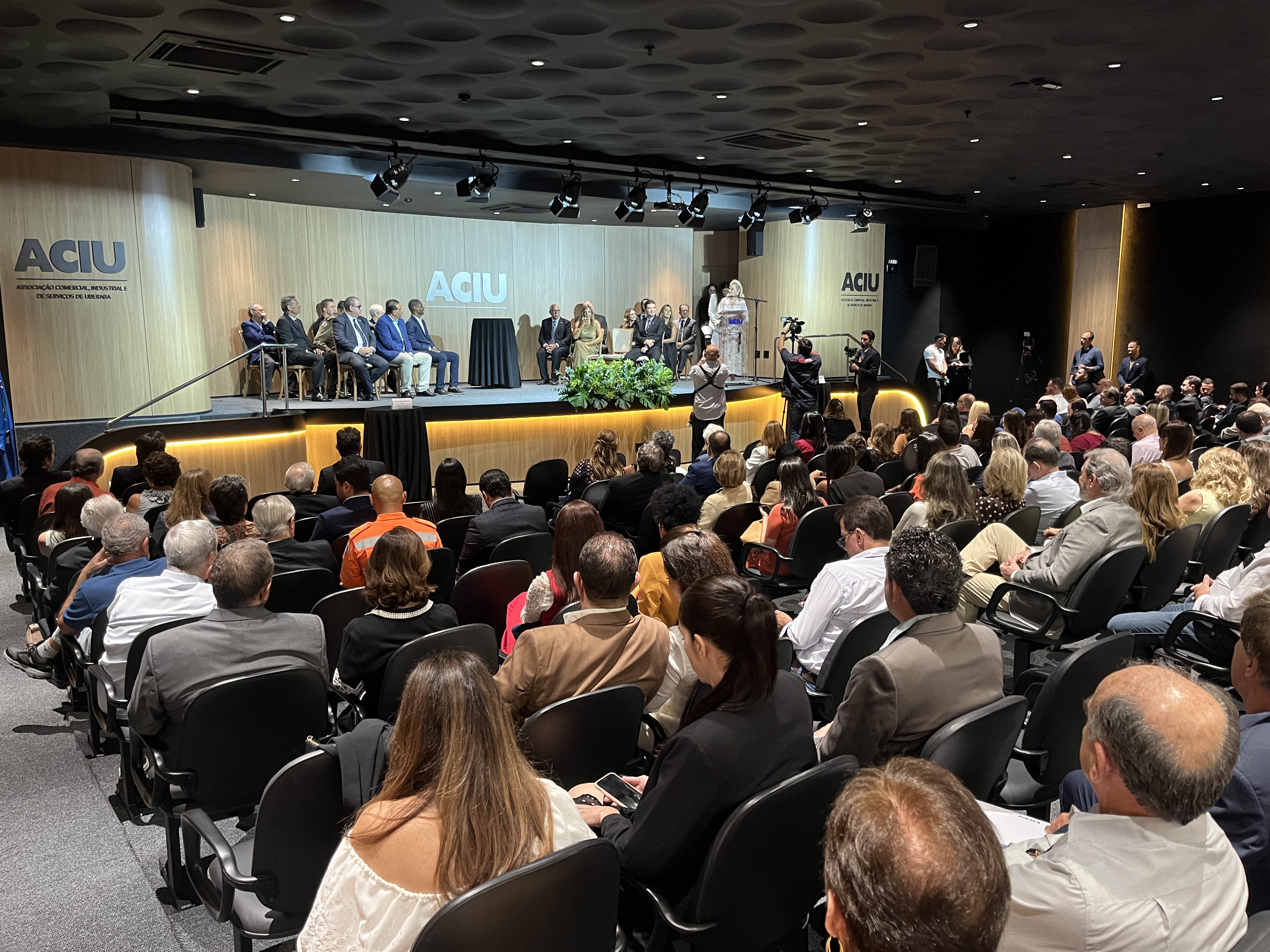 Nova diretoria da Aciu toma posse para o biênio 2026/2027 - 101 Anos ...